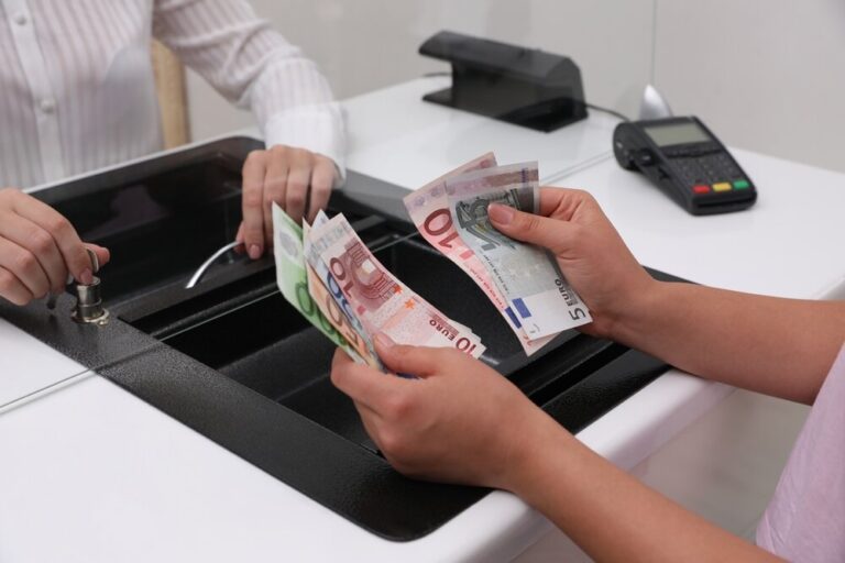 Avoid High Fees: Ultimate Guide to Currency Exchange in the US